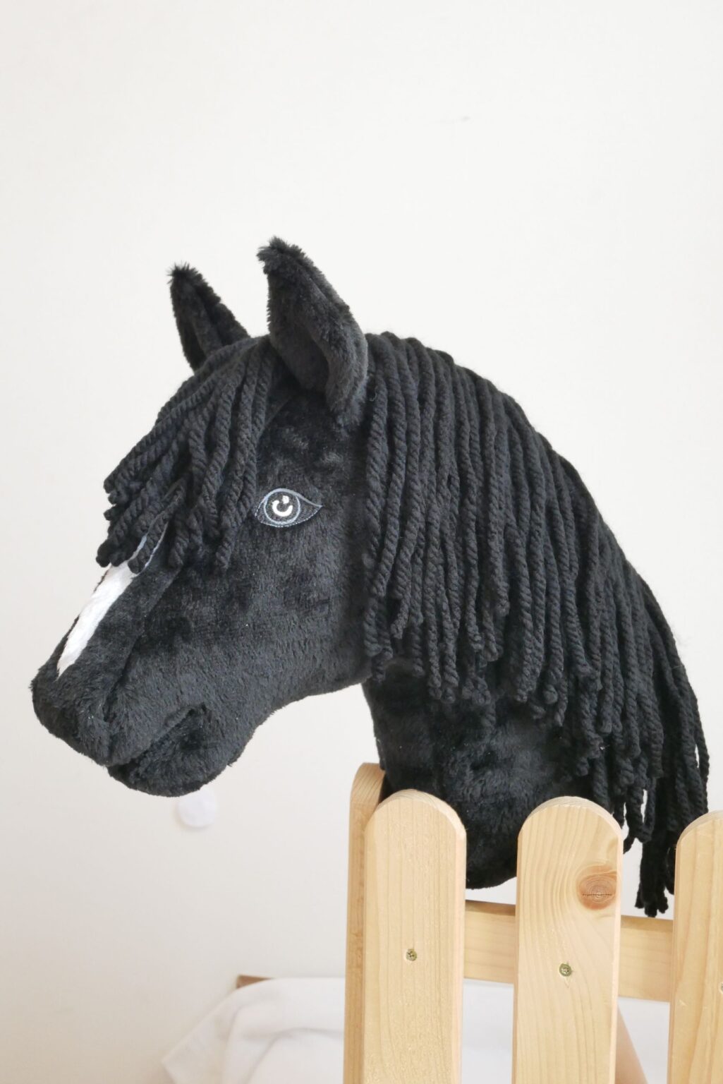Hobby Horse, Rappe mit Blesse und dicker Mähne – Wolkenblume